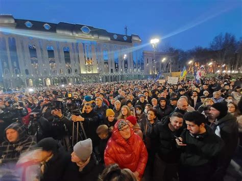 პოლიცია გაბრაზებულ ხალხს ვეღარ აკავებს პარლამენტთან სიტუაცია უკიდურესად დაიძაბა Metronome Ge