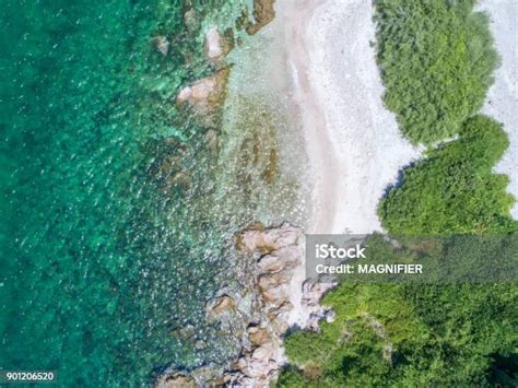 바다 공중 보기 평면도 놀라운 자연 배경 물 하 고 아름 답게 밝은 색입니다 록 키 산맥 및 써니 Dayflying 무인 항공기 바다 전망에서 태국 바다의 맑은 물과 푸른