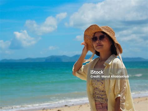 청록색 바다에서 노란 모자를 쓰고 여름 휴가를 쉬고 있는 아시아 여성 35 39세에 대한 스톡 사진 및 기타 이미지 35