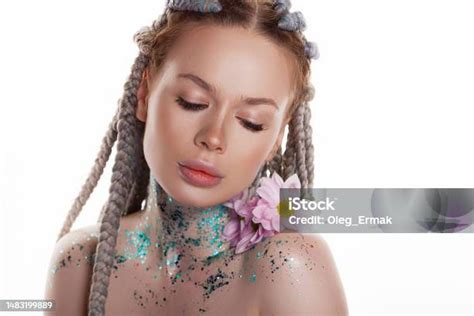 건강한 피부와 얼굴 근처에 분홍색 꽃을 피우고 하얀 배경 위에 얼굴 목 어깨에 반짝이는 사랑스러운 젊은 여성의 아름다움 초상화 20 24세에 대한 스톡 사진 및 기타 이미지