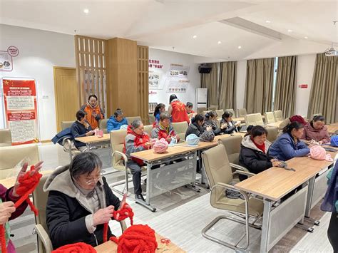 居民巧手织围巾 岁末寒冬送温暖 今日镇江