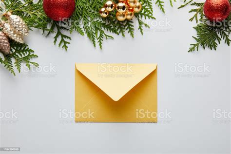빛나는 황금 크리스마스 장식의 상단보기와 흰색에 고립 된 녹색 투자 가지 근처 봉투 0명에 대한 스톡 사진 및 기타 이미지 0명 금색 바로 위 Istock