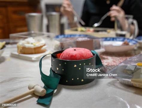 맛있는 사과 케이크 와 테이블 위의 디저트 젓가락과 숟가락을 들고 있는 여성의 초점이 맞지 않는 손 가정 생활에 대한 스톡 사진 및 기타 이미지 Istock