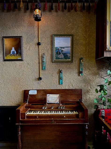 실내 가구 가정 환경 고전적인 장식 골동품 구식 그림 나뭇결 다채로운 따뜻한 램프 러스틱 멜로디 목조 문화 유산 뮤지컬 벽 벽 걸이