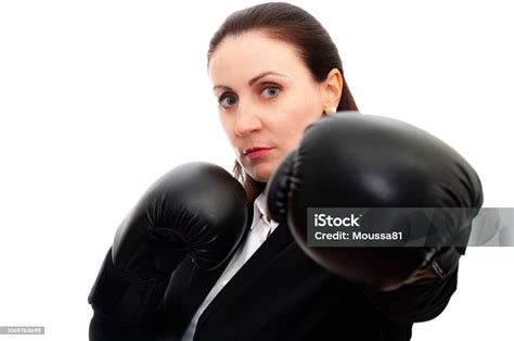 어려운 비즈니스 환경 전문 복구와 검은 양복과 흰색 배경 및 클립 경로 컷아웃에 고립 된 권투 장갑을 착용 하는 성숙한 비즈니스 여자와 직장 경쟁 개념 개념에 대한 스톡