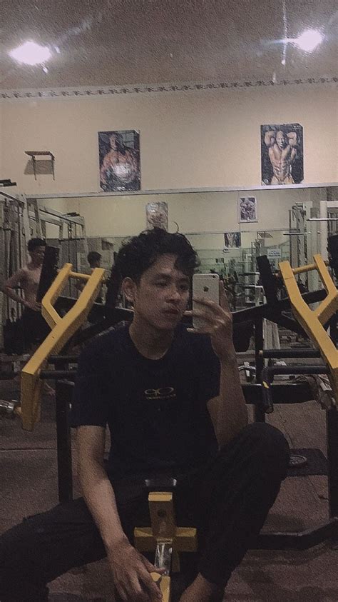Cowok Mirror Selfie