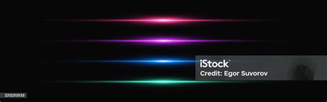 어두운 배경에 네온 효과로 설정된 빛나는 선 기술 공상 과학 또는 미래 지향적인 디자인 프로젝트를 위한 다채로운 레이저 섬광 밝고 생생한 광채 벡터 일러스트 레이 션 0명에