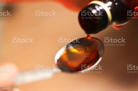 시럽 약을 가진 스테인리스 숟가락을 들고 있는 여성 손 의학 건강 의학 시럽의 개념 흐린 배경 감기와 독감에 대한 스톡 사진 및 기타 이미지 Istock