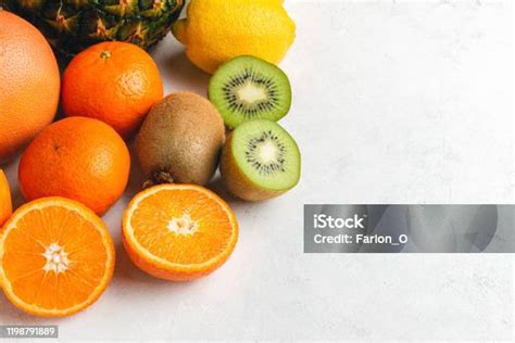 열대 과일의 구색 슬라이스 및 전체 키위 오렌지 바나나 귤 레몬 파인애플 질감 흰색 배경에 자몽 감귤에 대한 스톡 사진 및 기타 이미지 Istock