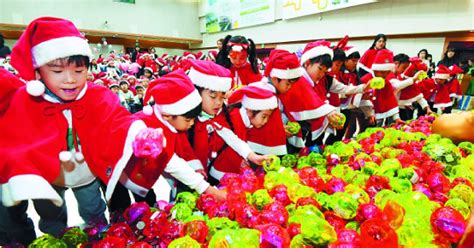 [포토] 돼지 저금통 기부한 어린 산타들