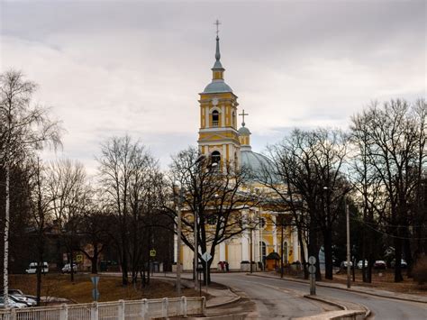 무료 이미지 이미지들 구름 하늘 나무 식물 건물 시티 정면 뾰족한 탑 시계탑 겨울 동결 가로등 도로 첨탑 교회에 저녁 종탑 거리 예배