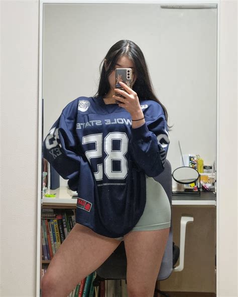 헬린이하린이 오늘은 하체 복근 1시간 30분 하또하 중량보다는 자극위주로 조져보았따 운동하면서 힙합을 들으면 신나👀 🖤 착용제품 Hdex