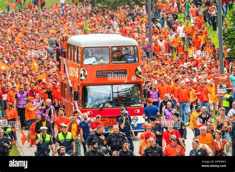 Tausende Fröhliche Oranje Fans Ziehen Durch Den Olympiapark Zur Fan