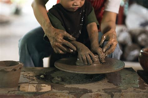 행복한 가족의 순간 어머니와 어린 소년이 도자기 점토 워크샵을 만듭니다 아동 창작 활동과 예술 도자기 작업장에서 모델링 점토를 연주하는 아이 아이들의 학습 기술 개발 2명에