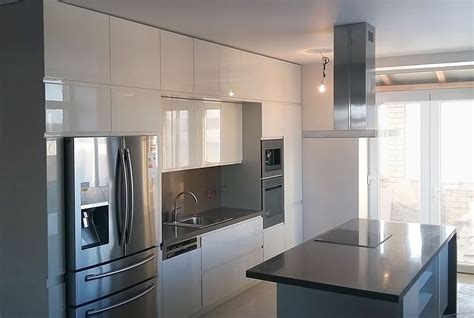 Кухня с фрезерованной интегрированной ручкой из крашеного глянцевого МДФ Кухни и мебель под