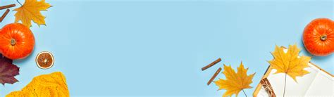 열린 노트북 오렌지 호박 계피 노란색 가을 단풍 나무 잎 파란색 배경 상단보기 플랫 레이 연구의 개념 작업 테이블 할로윈 텍스트를위한 긴 배너 공간 가상 할로윈에 대한 스톡