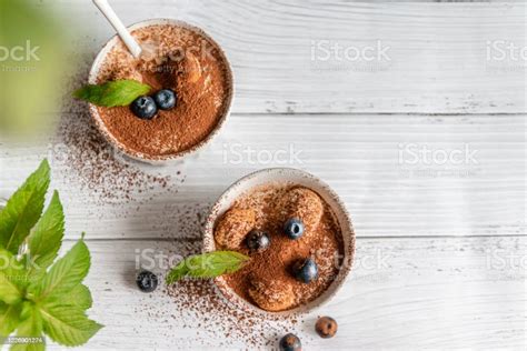 블루베리를 곁들인 티라미수 디저트의 최고 전망 회색 배경에 흰색 항아리에 민트 플랫 레이 컨셉 공간을 복사합니다 티라미수에 대한 스톡 사진 및 기타 이미지 Istock