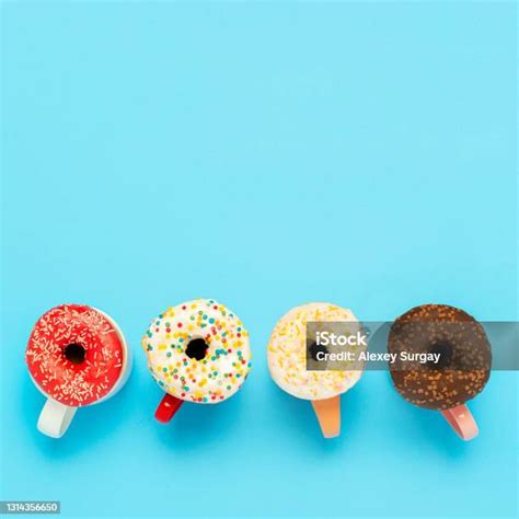 푸른 배경에 뜨거운 음료와 맛있는 도넛과 컵 과자 빵집 페이스트리 커피숍의 개념 정사각형 플랫 레이 상단 보기 0명에 대한 스톡 사진 및 기타 이미지 Istock