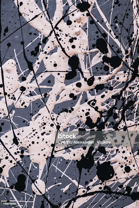 떨어지는 기술을 사용하여 그린 그림 흰색과 검은 색의 다른 색상을 혼합 선과 반점 수직 방향 3차원 형태에 대한 스톡 사진 및 기타 이미지 Istock