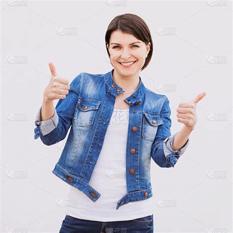 快乐的女孩竖起大拇指