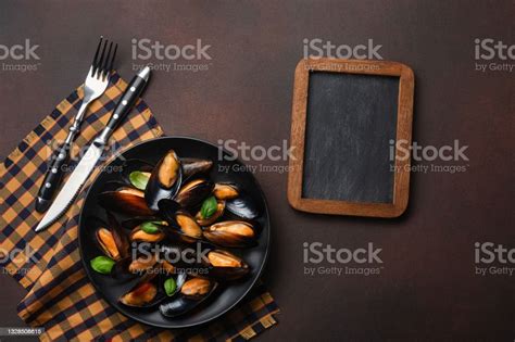 수건과 녹슨 배경에 포크 칼 분필 보드가 있는 검은 접시에 해산물 홍합과 바질 잎 끓는 물에 삶기에 대한 스톡 사진 및 기타 이미지 끓는 물에 삶기 녹슨 델리카트슨