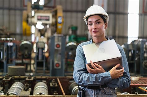 프로젝트 관리자와 엔지니어는 공작물을 검사하고 공장의 제품 및 안전에 대한 표준 및 안전성을 확인합니다 기술자와 여성 노동자가 공장에서 회의에 대해 이야기하고 있다 30