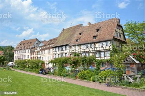 화창한 날에 도심에 있는 아름 다운 전통적인 오래 된 유럽 스타일의 목재 프레임 하우스에서 볼 작은 공원 건물 외관에 대한 스톡 사진 및 기타 이미지 Istock