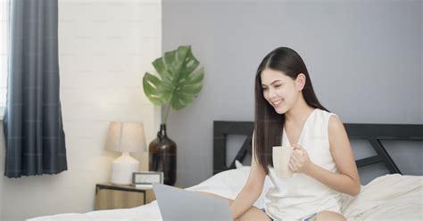 아름다운 여자가 집에서 일하고 있다 사진 Unsplash의 실내 이미지