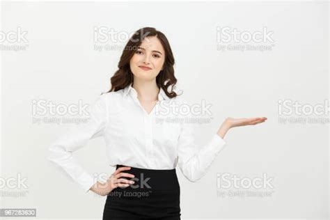 세로 행복 한 사업가 및 비즈니스 드레스 정장 흰색 배경에 고립에서 복사 공간을 제시 명랑한에 대한 스톡 사진 및 기타 이미지 명랑한 미소 백인종 Istock