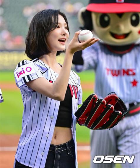 연예가 현장 포토 [사진]하츠투하츠 지우 야구장 러블리 손키스 Zum 뉴스