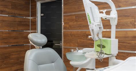 클리닉에 장비와 기구가 있는 임시 치과 사무실의 인테리어 디자인 구강 과학 분야 구강 의학 교정 캐비닛 사진 Unsplash의 치과의사 이미지