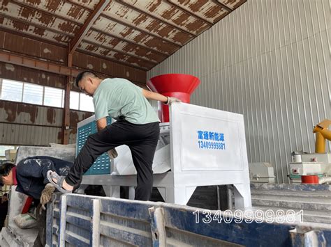 小型牛粪压块机秸秆压块机发货新乡 木屑颗粒机 秸秆颗粒机 秸秆压块机 木屑制粒机 生物质颗粒机 富通新能源