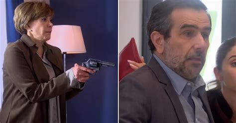 Al Fondo Hay Sitio Francesca Apunta Con Un Arma Y Bota A Diego De Su