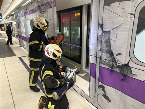 桃消機捷a22老街溪站舉辦搶救演習 模擬列車脫軌撞變電箱起火