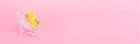 핑크 파스텔 색상 배경에 작은 트롤리와 신용 카드에서 쇼핑 및 지불 개념 배너 광고용 0명에 대한 스톡 사진 및 기타 이미지