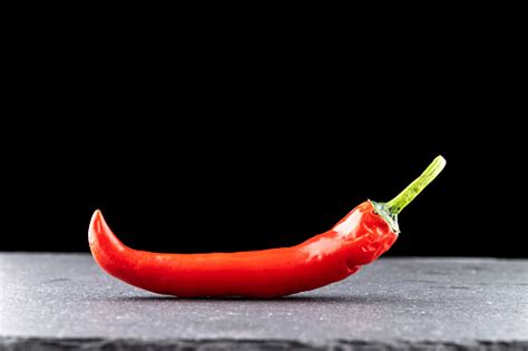 레드 할라페노 매운 칠레 카이엔 고추 고립 검은 색 배경에 빨간 뜨거운 칠리 파프리카 신선한 향신료 야채 개념 3가지 개체에 대한 스톡 사진 및 기타 이미지 Istock