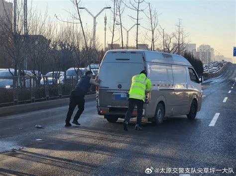 太原交警尖草坪一大队民警在辖区巡逻过程中发现一辆货车停在路上无法行驶 车辆通行 行车 驾驶员