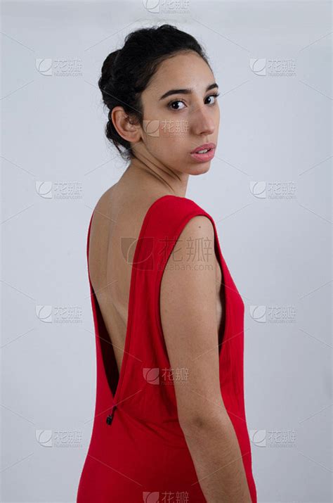 青年人女孩注视镜头拉丁文卷发器垂直画幅美拉美人和西班牙裔人美人异国情调