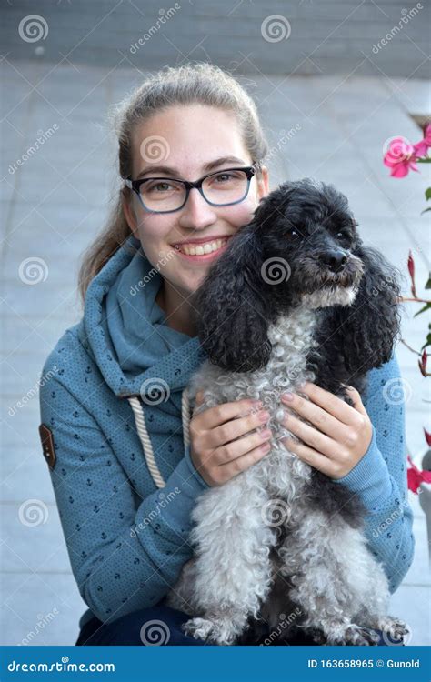 Teeny Speelt Met Haar Kleine Hond Stock Afbeelding Image Of Vlecht Gelukkig
