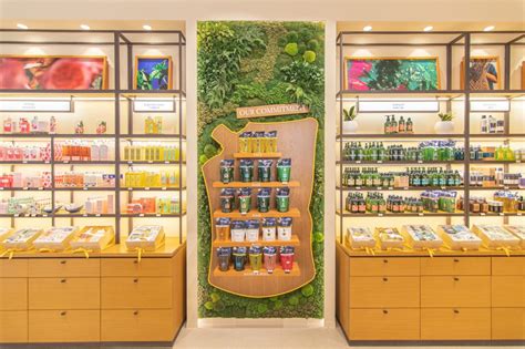 ហាងប្រេនៗលំដាប់ពិភពលោក អ្នកឧកញ៉ា សំអាង វឌ្ឍនៈ បង្ហាញខ្លួនព្រោងព្រាតក្នុងផ្សារទំនើបអ៊ីអន៣