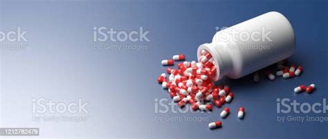 빨간 캡슐은 파란색 배경에 흰색 병에서 확산 복사 공간 3d 일러스트레이션 0명에 대한 스톡 사진 및 기타 이미지 0명 3차원 형태 감기와 독감 Istock
