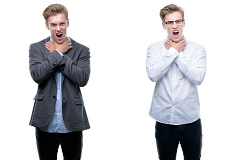 젊은 잘생긴 금발 사업 외치고 다른 의상을 입고 남자와 질 식 때문에 고통 스러운 목을 건강 문제입니다 질 식 자살 개념 건강한 생활방식에 대한 스톡 사진 및 기타 이미지