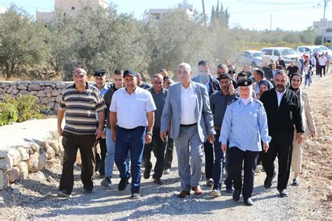 محافظ الخليل انطلاق حملة فزعة لمساندة المزارعين في قطف الزيتون