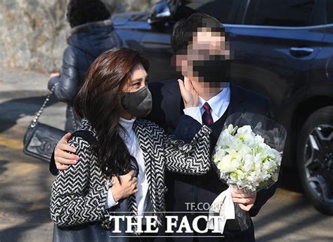 아들 졸업식 참석한 이부진 호텔신라 사장 갤z플립3 톰브라운 에디션 사용 네이버 블로그