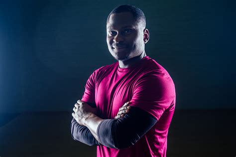 근육 그룹에 운동을하는 디딜 방아에서 달리는 흑인 아프리카 계 미국인 운동 남자는 검은 배경의 벤치 체육관에서 밀어 올립니다