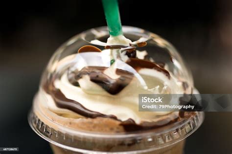 자바 칩 프라 페 녹색 빨 대와 투명 한 플라스틱 컵에 위에 휘 핑 크림과 초콜릿 소스 닫습니다 0명에 대한 스톡 사진 및 기타 이미지 Istock