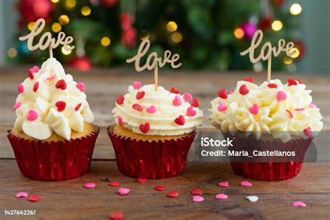 나무 배경에 Love 기호와 크리스마스 트리가 배경으로 장식 된 세 개의 컵 케이크 공간을 복사합니다 0명에 대한 스톡 사진 및 기타 이미지 Istock