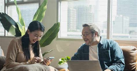 아시아 중년 아시아 커플이 집에서 거실에 있다 사진 Unsplash의 아시아 이미지