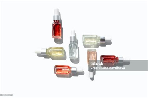 파이펫을 곁들인 드롭퍼 유리 병 투명 히알루론 천연 미용 미네랄 제품 및 에코 세럼 스킨 케어 컨셉 위쪽 가로 뷰 카피스페이스입니다 여름 육즙 색상 0명에 대한 스톡 사진