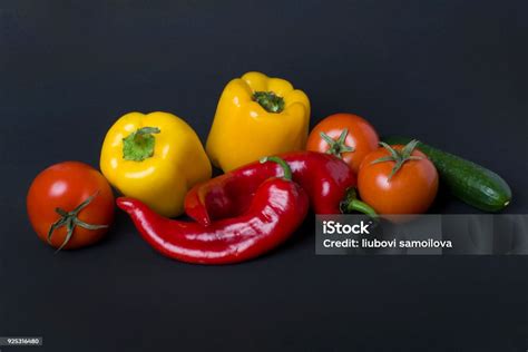 어두운 배경에 토마토와 페 한 노란색과 빨간색 퍼 오이 고 어두운 배경에 노란 고추와 토마토 0명에 대한 스톡 사진 및 기타 이미지 Istock